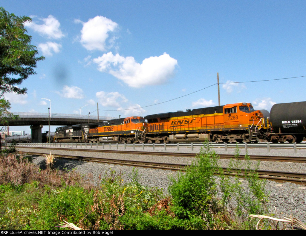 BNSF 7288 and 1092; NS 1035